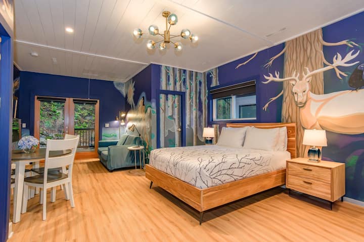 Couples Retreat! Luxurious Suite & Cedar Hot Tub - Salt Spring Island