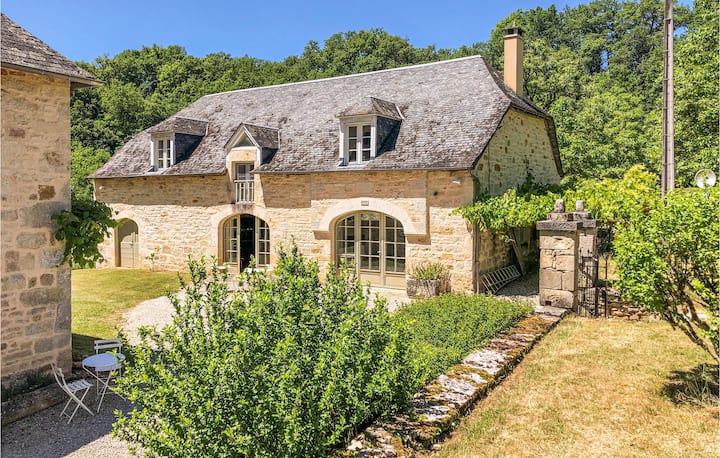 5 Bedroom Gorgeous Home In Sarrazac - Collonges-la-Rouge
