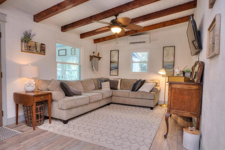 Hemingways Roost: Cozy Oak Island Retreat! - Southport, NC