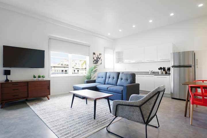 Collins Ave Flat (3ppl) - 2 Min Walk To The Beach! - South Beach, FL