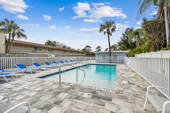 Rustic Tiny Home On Pinellas Trail W/ Heated Pool! - Dunedin