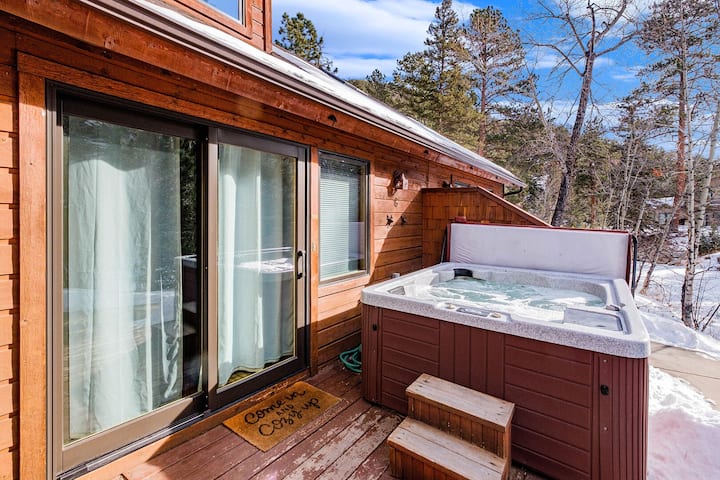 Mountain Escape On Fall River W/ Hot Tub! - Estes Park, CO