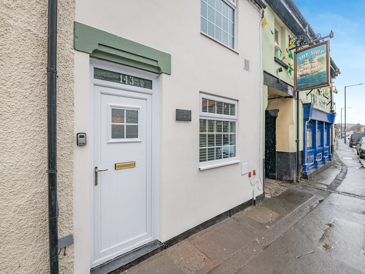 The Tipsy Bee At 143. - Saltburn-by-the-Sea