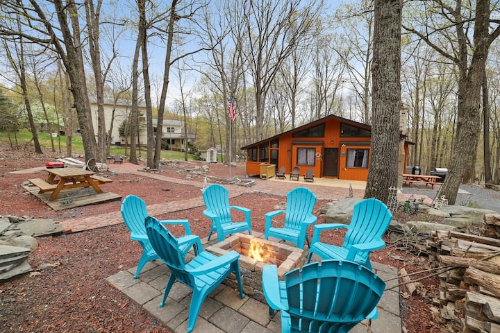 Premier Cozy Cabin: Outdoor Pools, Lakes & More! - Bushkill, PA