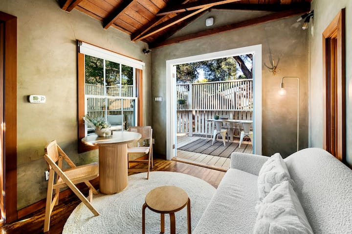 Hillside Hideaway Guest House In Topanga Canyon - Calabasas, CA