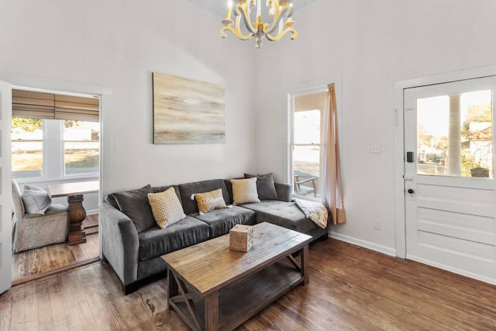 Southern Magnolia House With Porch Swing - Caddo lake