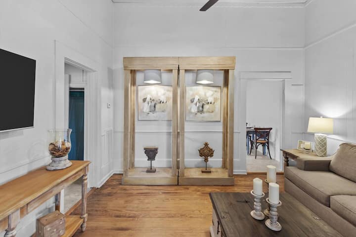 Charming Ivy Street House With Porch Swing - Caddo lake