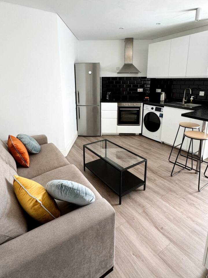 Modern City Centre 2 Bed Apt W/ Private Balcony - La Línea de la Concepción