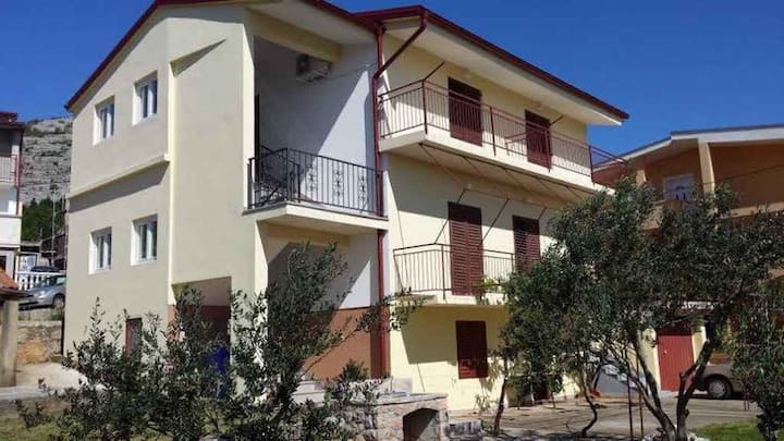 Apartment For 6+1 Persons With Wlan R81634 - Starigrad