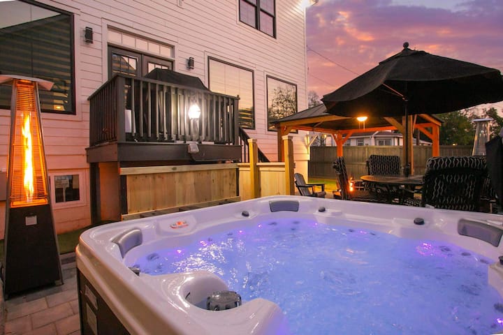 New Hot Tub, Spacious, Near Downtown - Nashville
