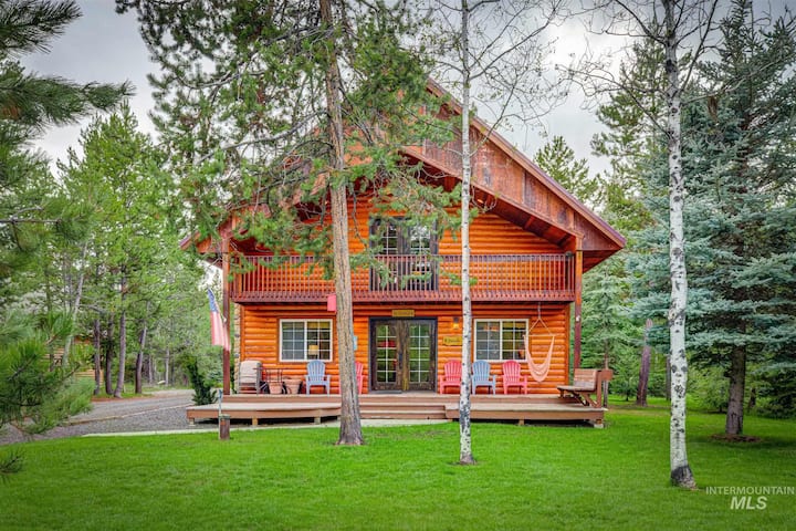 Rustic Home W/ Hot Tub & Peaceful Surroundings - Tamarack Ski Resort, ID