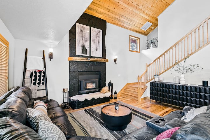 Rustic Home W/ Hot Tub & Peaceful Surroundings - Donnelly, ID