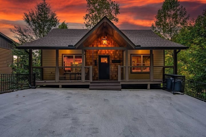 *New 2bd Retreat* Hot Tub + Game Room + Near Town! - Pigeon Forge, TN