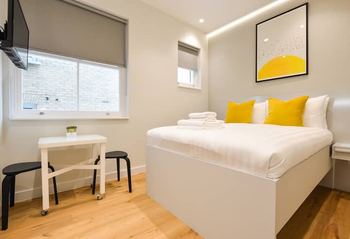 Newly Refurbished Small Studio, Earls Court - London