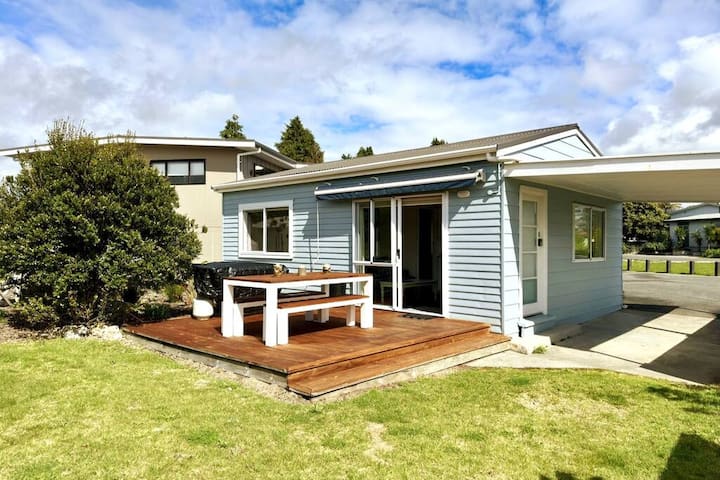 Pohara's Seaside Chalet - Cozy Beach Stay - Tākaka
