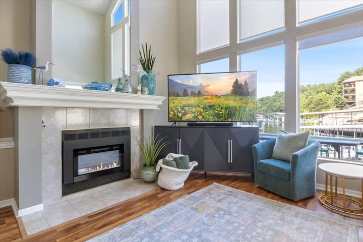 Amazing Wall Of Windows, Swim Dock & Pet Friendly - Osage Beach, MO