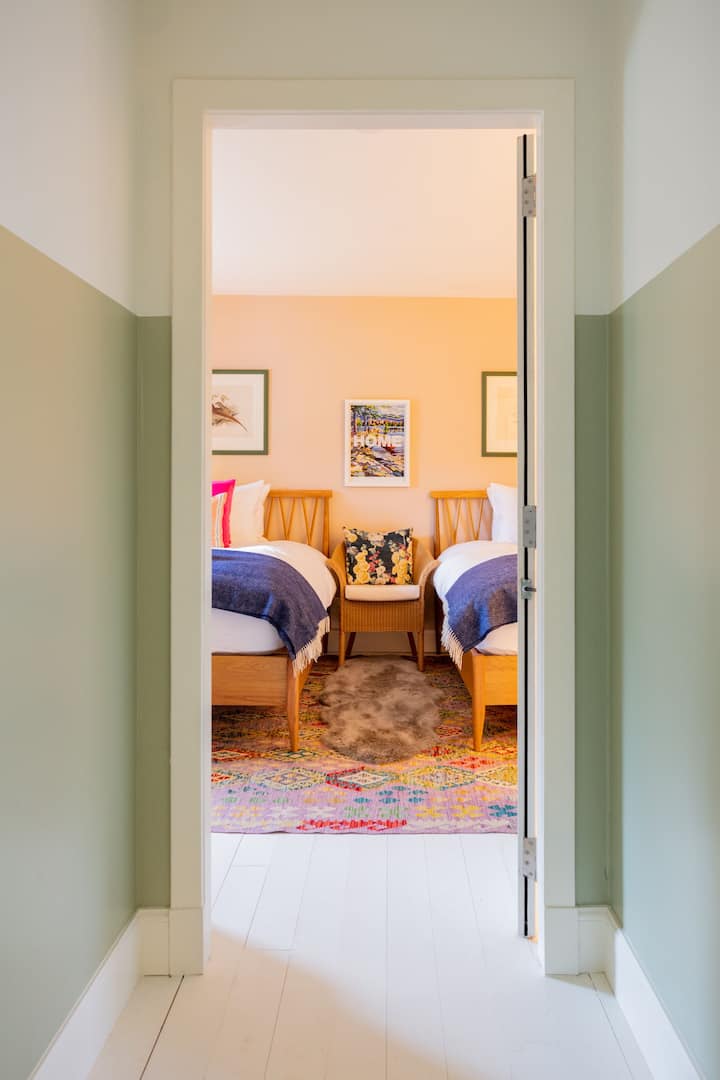 Curlew - Sleeps 2 - Twin Room (Front) - Banchory