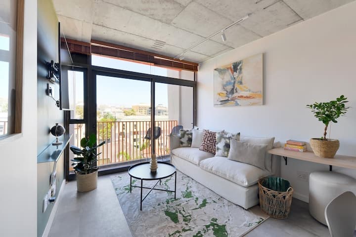 Stylish Urban Retreat With Pool Access Near Beach - Cape Town