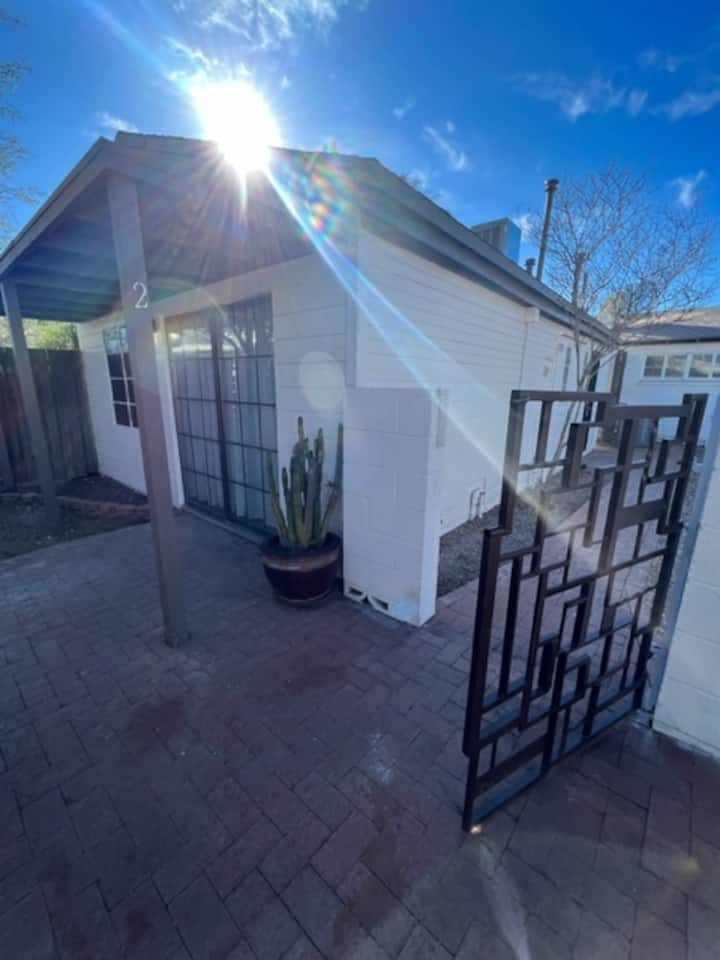 Location! Location! Carraige House With Parking! - Tucson, AZ