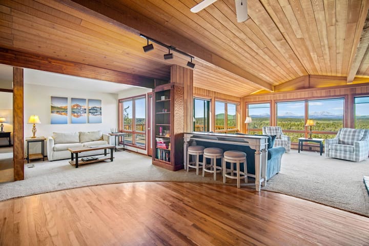 Panoramic Mountain Home Plus 3 Private Bungalows. - Redmond, OR