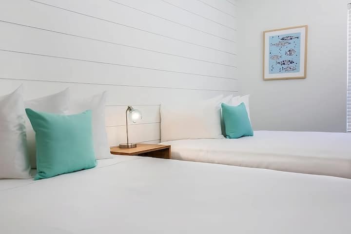 Family Retreat! 3 Comfortable Units, Onsite Pool - Islamorada, FL