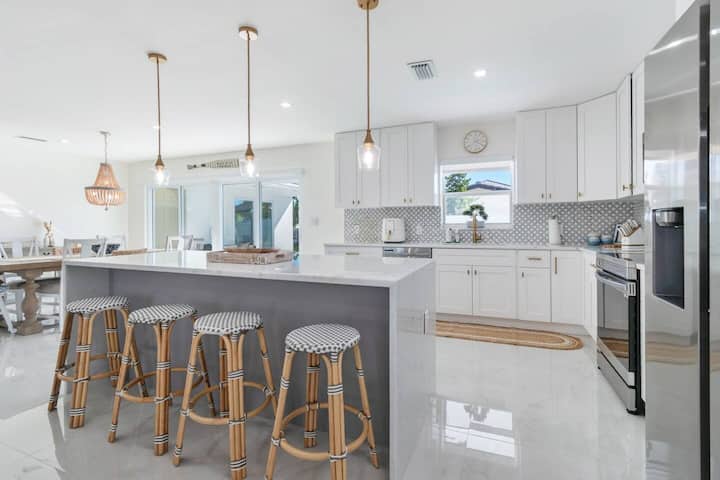 Luxury Waterfront Oasis - Perfect Location! - Pompano Beach, FL