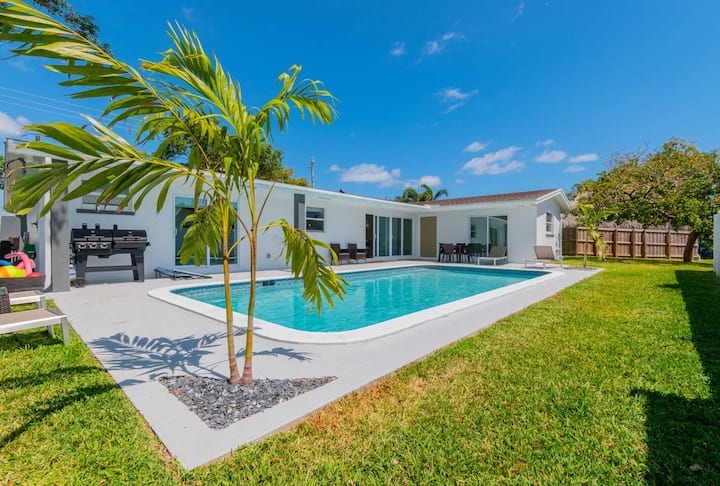 Luxury Waterfront Oasis - Perfect Location! - Pompano Beach, FL