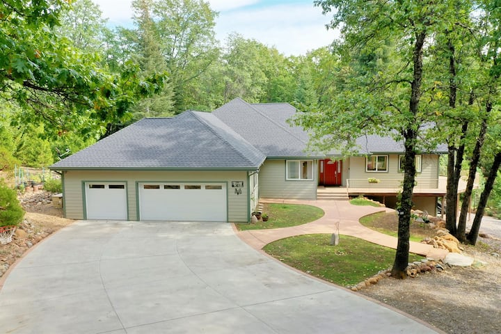 Winterfell Estates, Luxury Home In Mt. Shasta. - Mount Shasta, CA