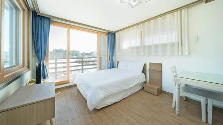 여유롭게 휴식을 취하는 객실, 솔향201호 (최대2인) - Gangneung-si