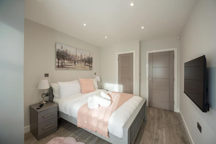 Chester House - Deluxe 2-bed, 2-bath With Parking - Berkshire