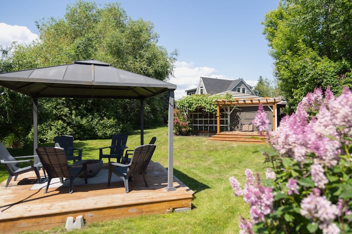 Charming Yard With Hot Tub, Sauna & Cozy Patio - Kelowna