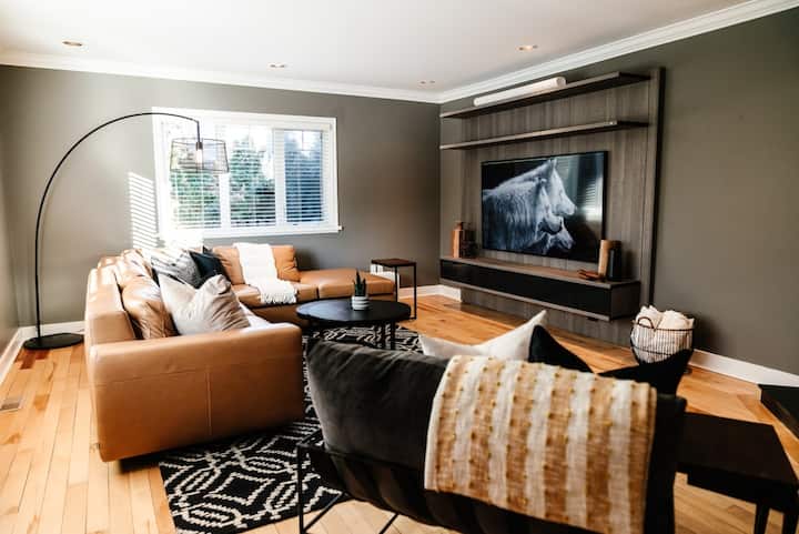 Charming Yard With Hot Tub, Sauna & Cozy Patio - Kelowna