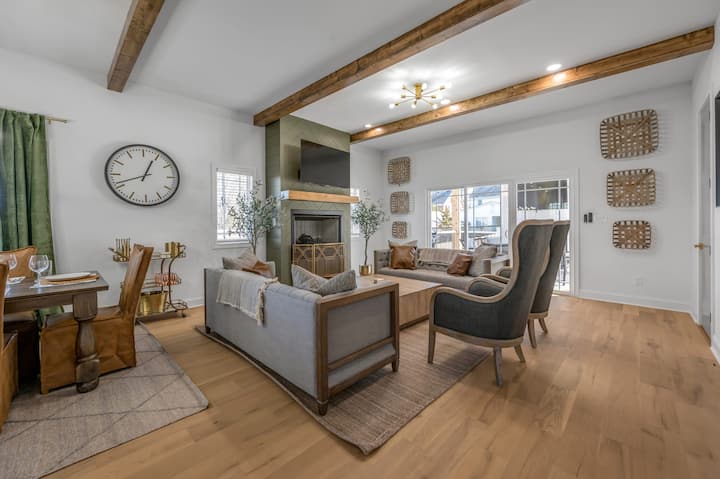 7 Bedrooms | 6.5 Bathrooms | Hot Tub | 10 Beds - Lexington, KY