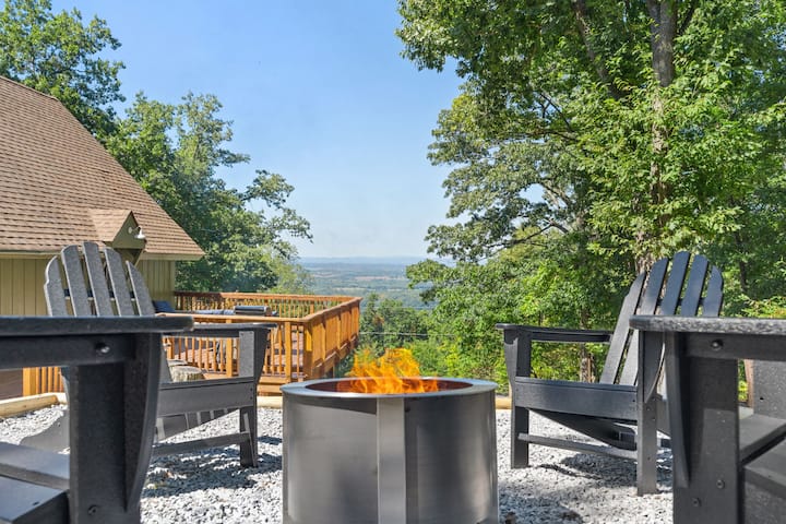 Wolf Den - Airy Cabin W/ Hot Tub & Valley Views! - Breaux Vineyards, Purcellville