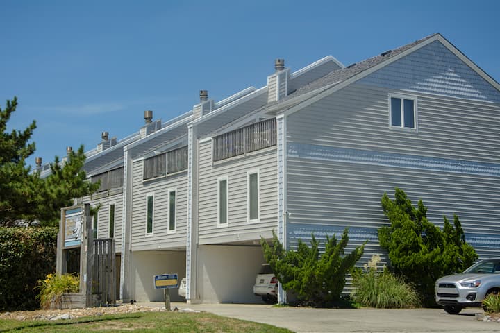 La Mar: Semi-oceanfront Townhome, Shared Pool - Nags Head, NC