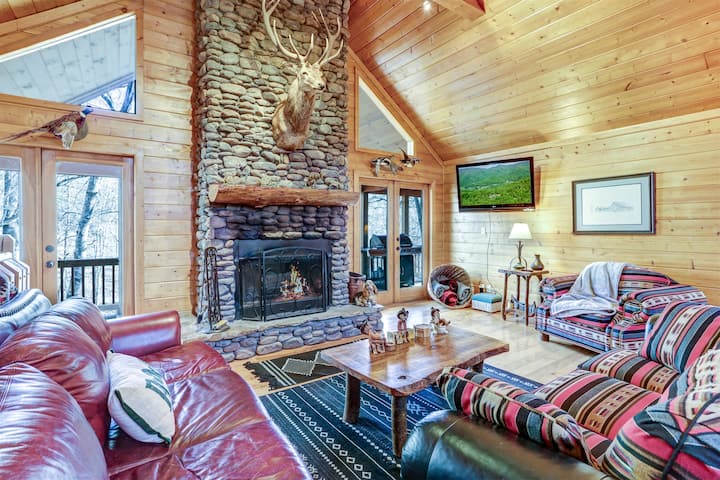 Creekside Hideaway- Pool Table, Fire Pit, Secluded - Mineral Bluff, GA