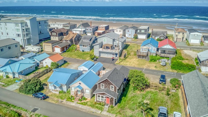 Pet-friendly Central Home 1 Block To Sandy Beach - Rockaway Beach, OR