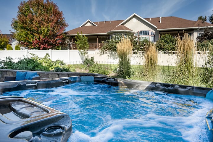 Modern Home W/ Private Hot Tub & Views - Columbia Falls, MT