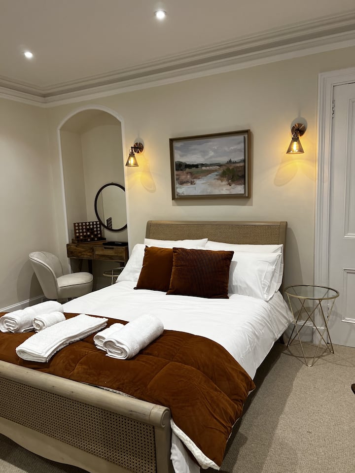 Double Room-luxury-ensuite With Shower-garden View - Tain