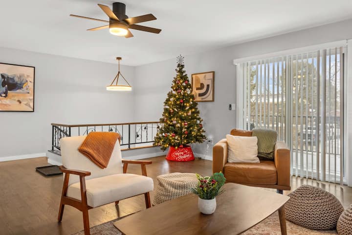 Family Friendly Mountain Views- Hot Tub- Foosball - Lakewood, CO