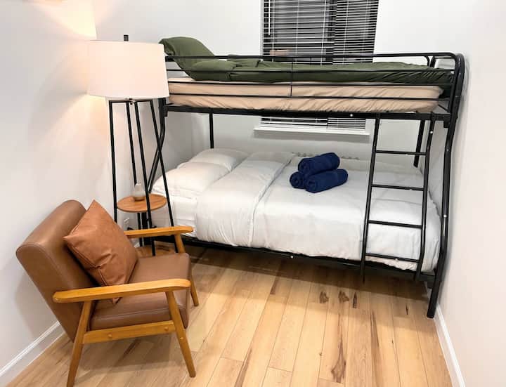 Union Square Studio With Kitchen And Shower <Share - Brooklyn, NY