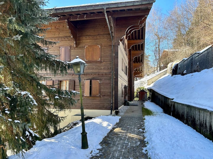 Beautiful Flat With Traditional Architecture - Saanen