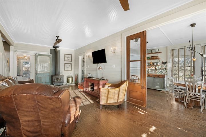 Darling Historic Home Minutes From New Braunfels - Marion, TX