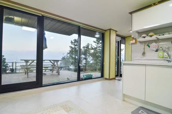 바다를 볼 수 있는 객실, 크리스탈룸 - Donghae-si