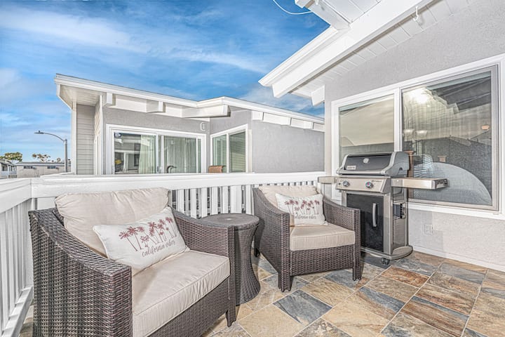 Tastefully Casual Condo With Large Deck And Ac - Newport Beach, CA