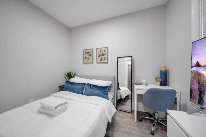 Bright Private Room Near Beaches, Public Transit - Boston, MA