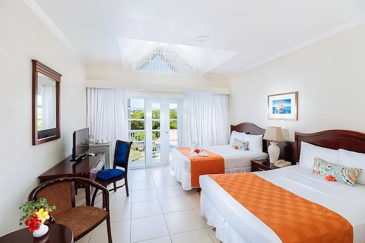 Free Shuttle To Reduit Beach! 2 Units With Balcony - Saint Lucia