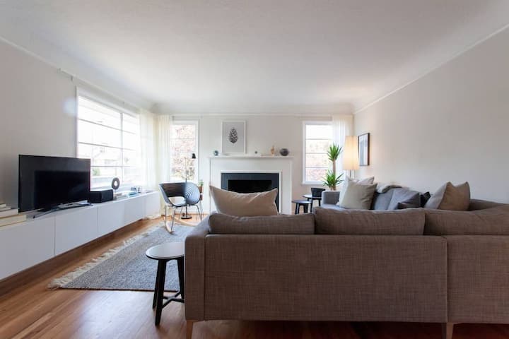Designer's Home In Rose Garden! - Portland, OR