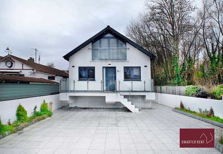 Shepperton - Driveway, Patio, Pets Welcome - Surbiton