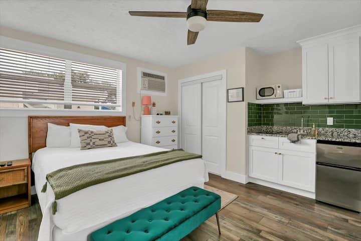 Dt Queen Studio | Laundry + Walkable Stay - Safety Harbor
